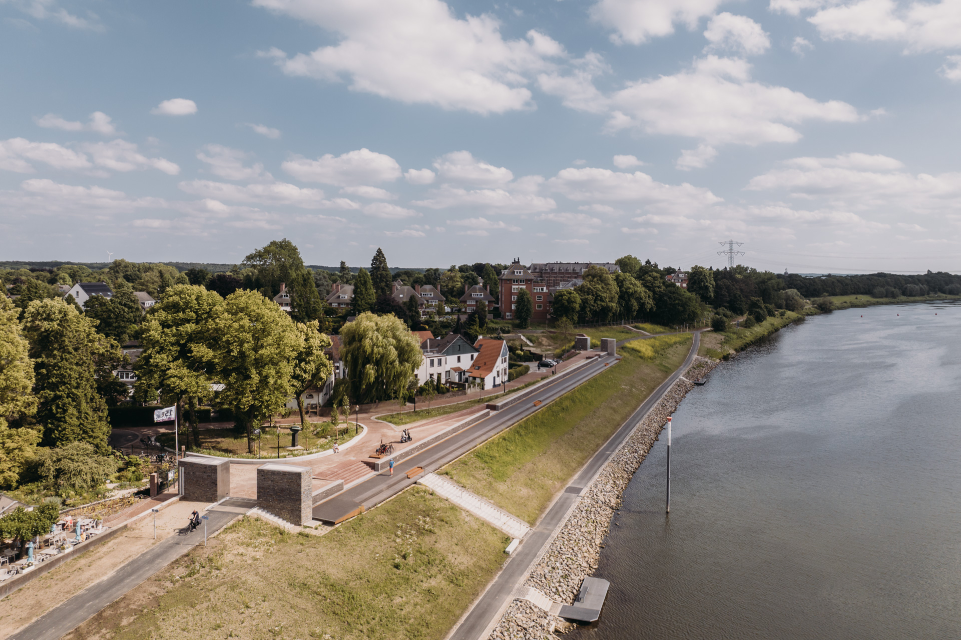 Grootste zelfsluitende waterkering van Nederland in gebruik genomen ...
