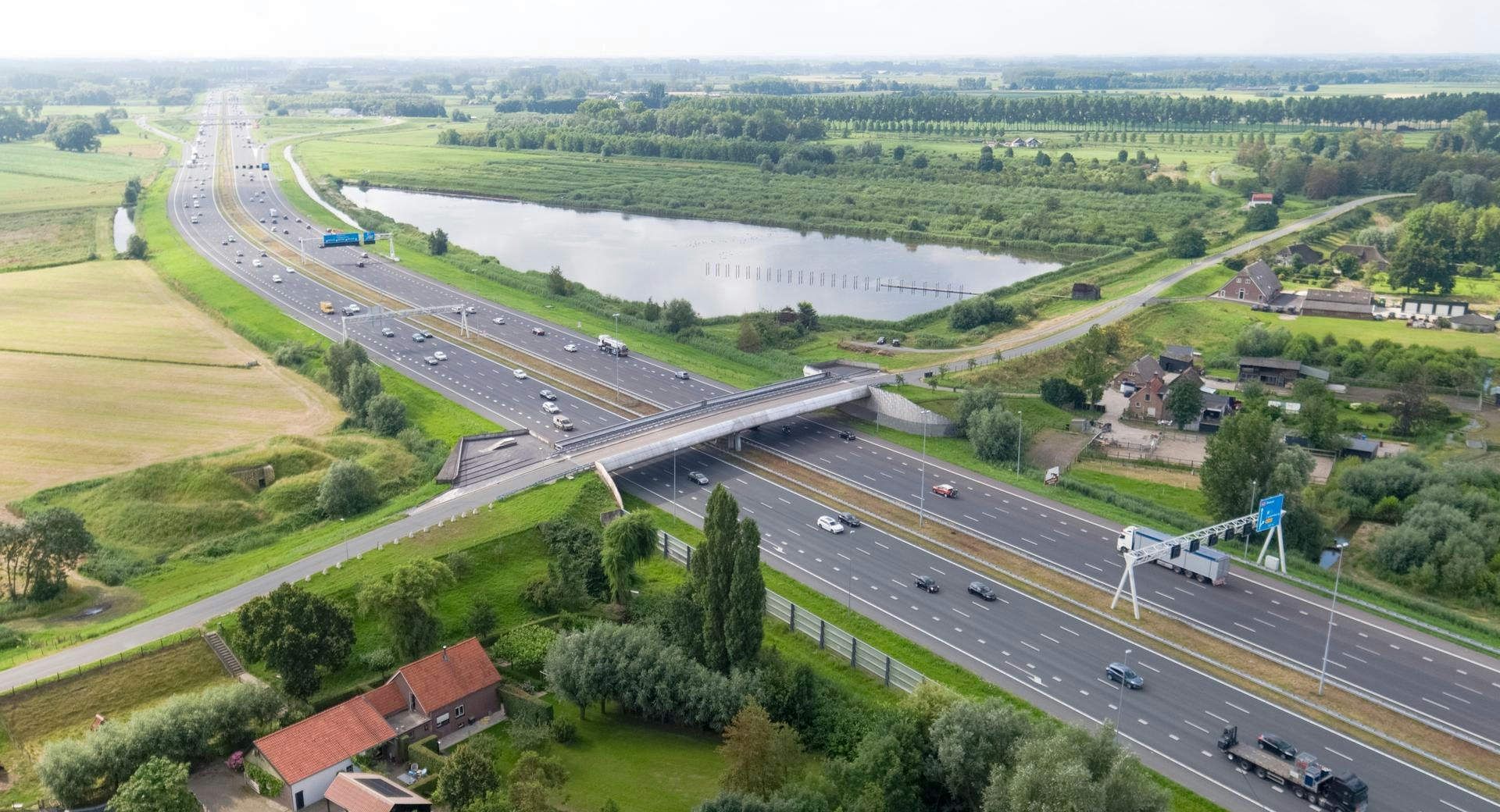 Triton neemt Visser & Smit Hanab, VW Telecom en Homij over - Land+Water