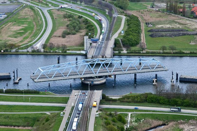 Rijkswaterstaat vervangt installaties draaibruggen - Land+Water